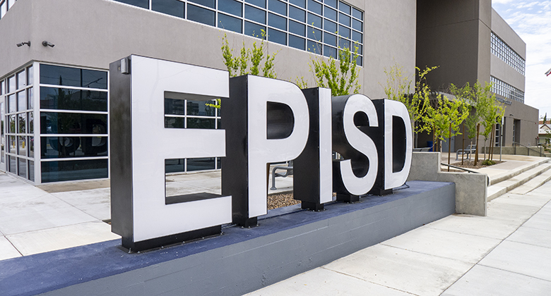 El Chuqueño – The dog barks, and the caravan moves on.